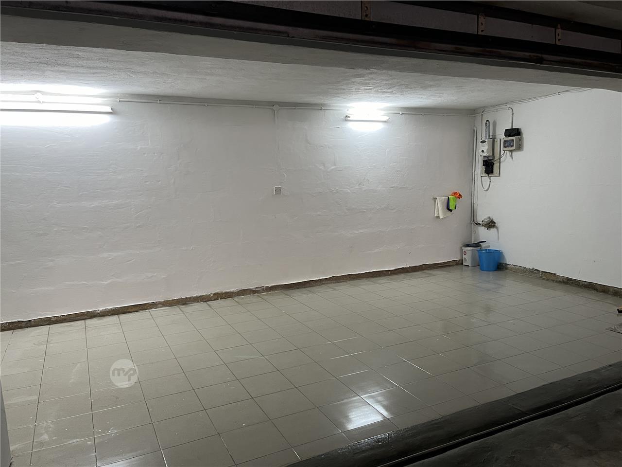 Semi basement lockup garage | Maltapark