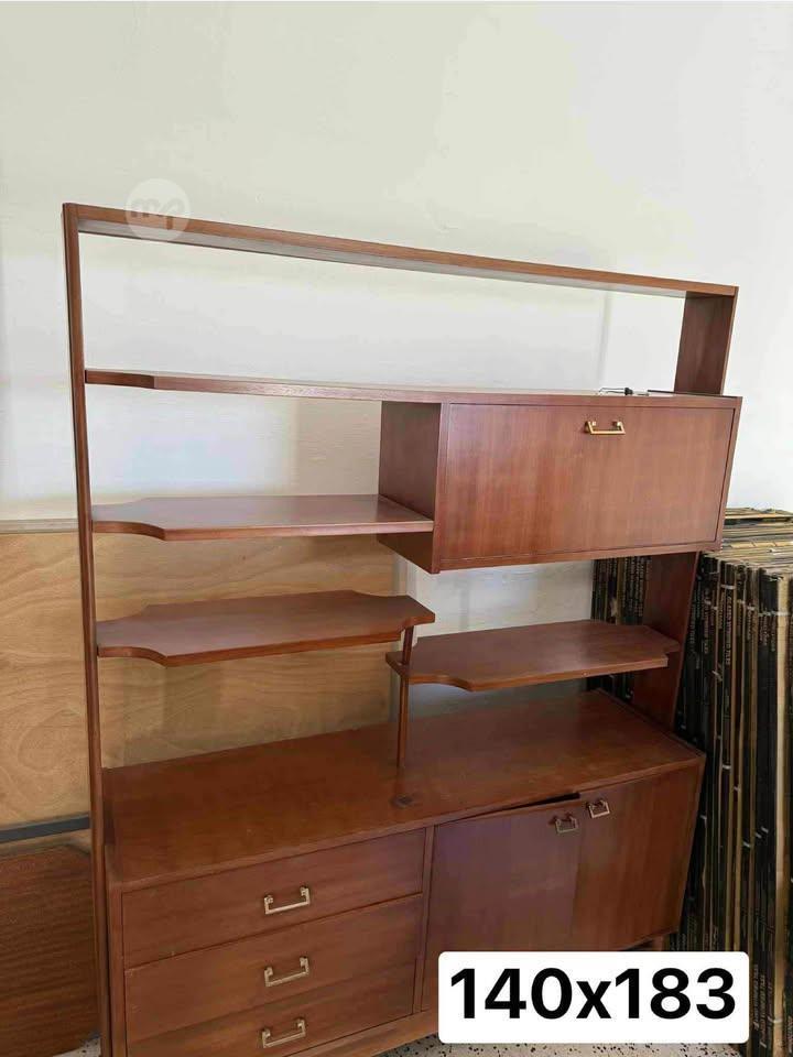 Mid-Century Modern wall unit / display cabinet. | Maltapark